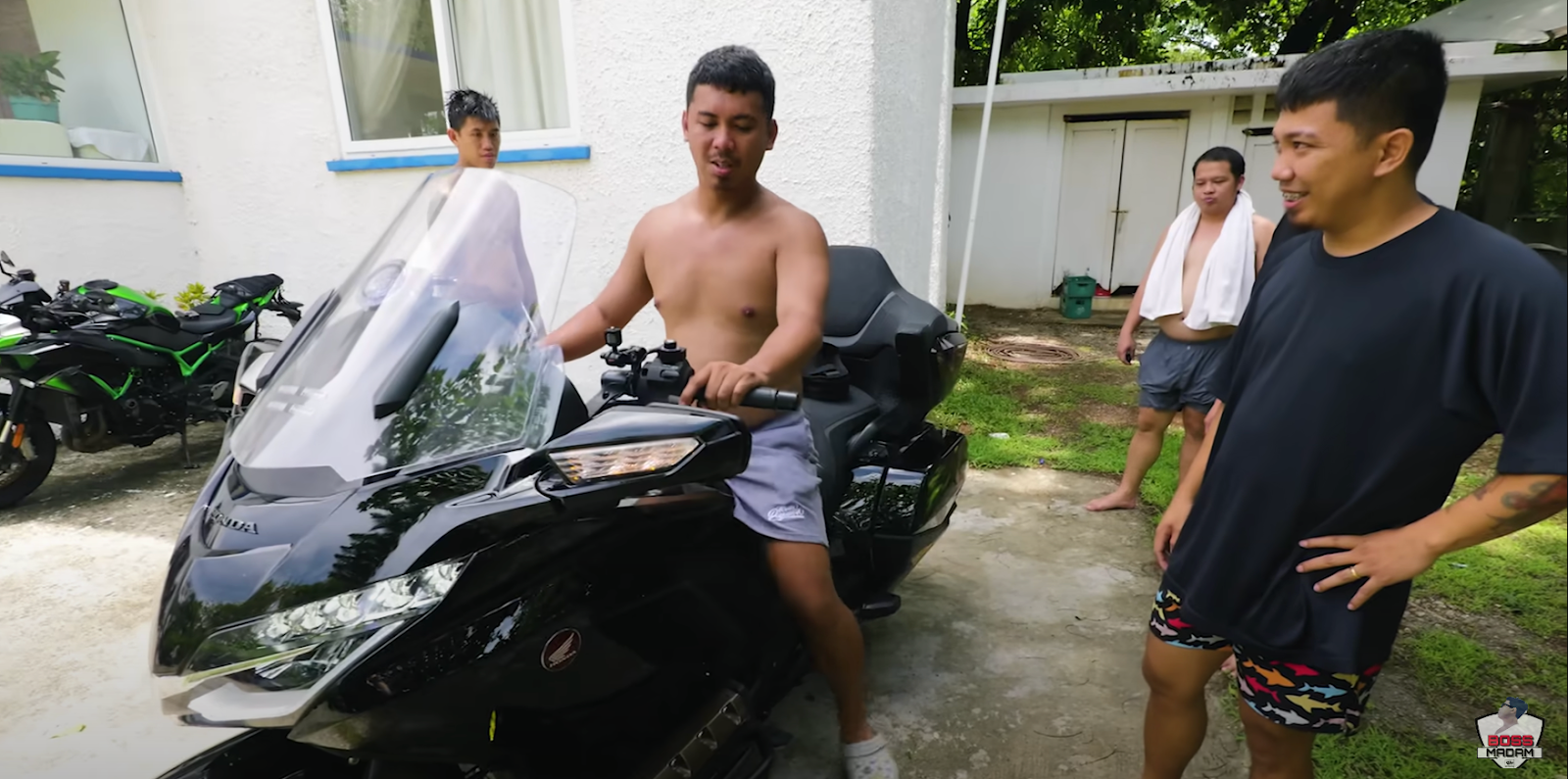 Boss Keng Dares TP Moto Club Members to a ‘Gold Wing Center Stand ...