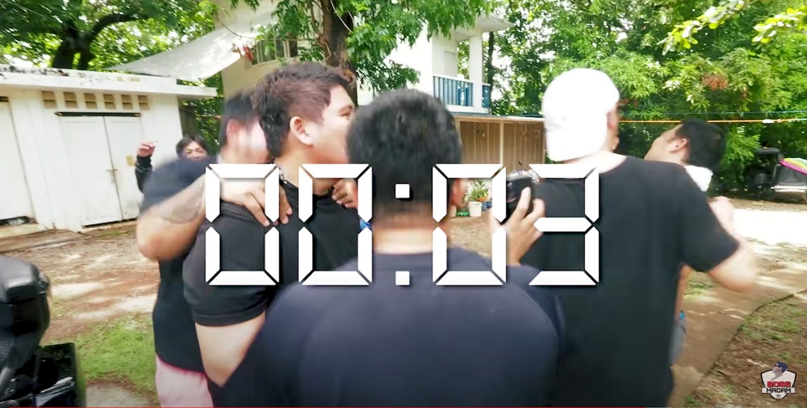 Boss Keng Dares TP Moto Club Members to a ‘Gold Wing Center Stand ...